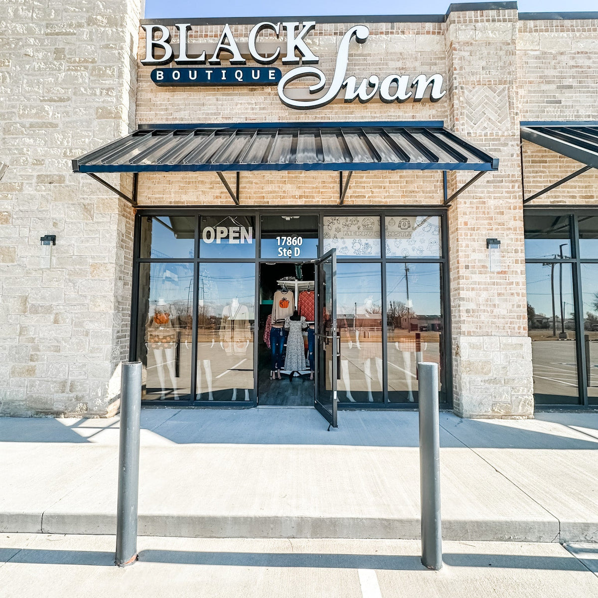 Window Shot – Black Swan Boutique